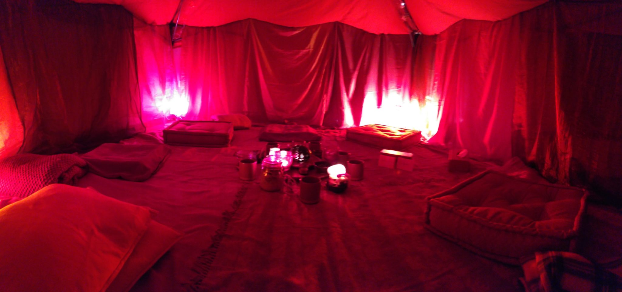 Tente rouge - Le fil rouge